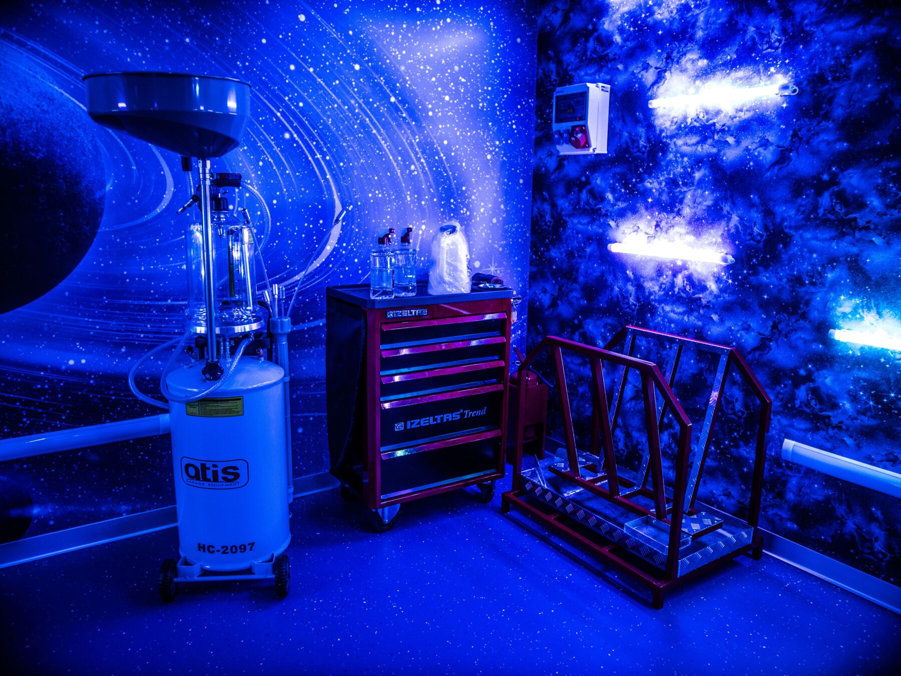 Wanna go to space? VMPAUTO opens its Express Oil Change | VMPAUTO EN